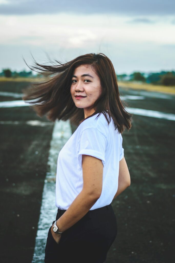 Les poses pour photo de femmes (10 idées pour les sublimer)